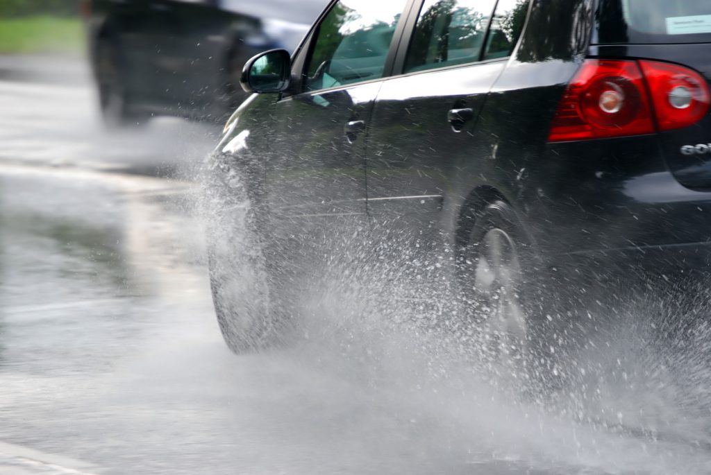 Driving safely on wet roads - Duaria